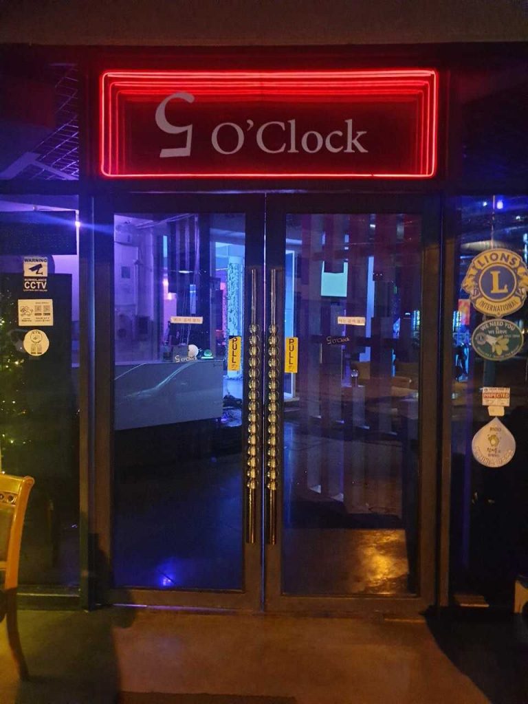 This bar in Angeles provides free space for artists